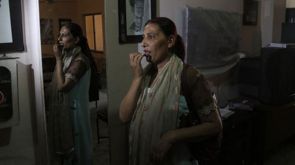 Transgender Pakistanis join election fight for first time - BBC News