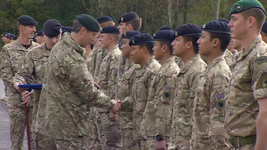 Bomb disposal soldiers from 36 Engineer Regiment given medals - BBC News