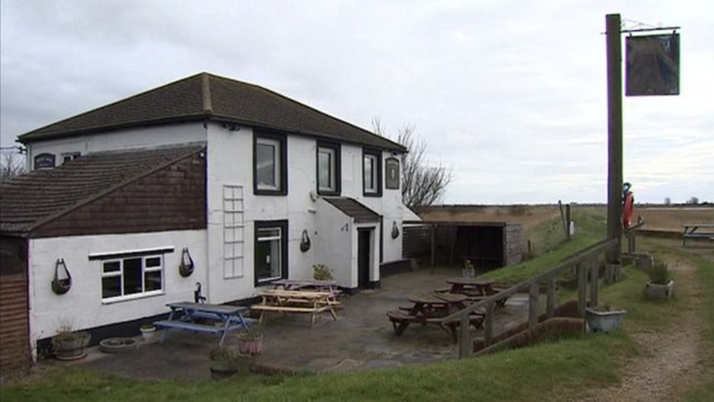 'Remote' Berney Arms pub set for new business - BBC News