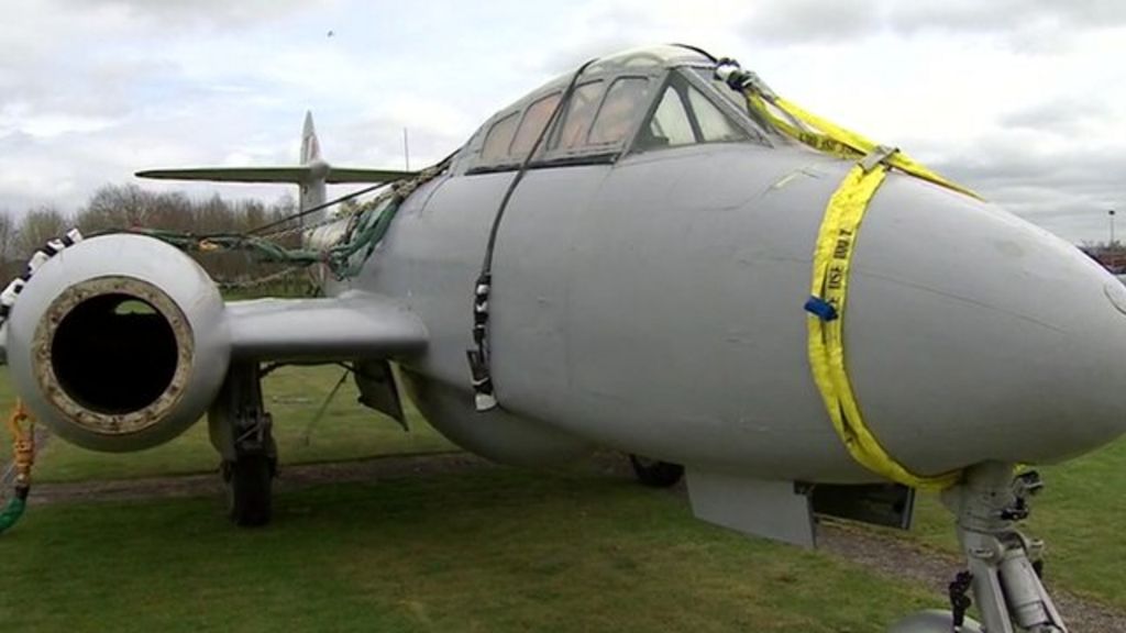 Meteor jet fighter moving to museum - BBC News