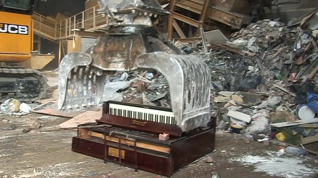 Musician Mark Vis brings piano to streets of Brighton - BBC News