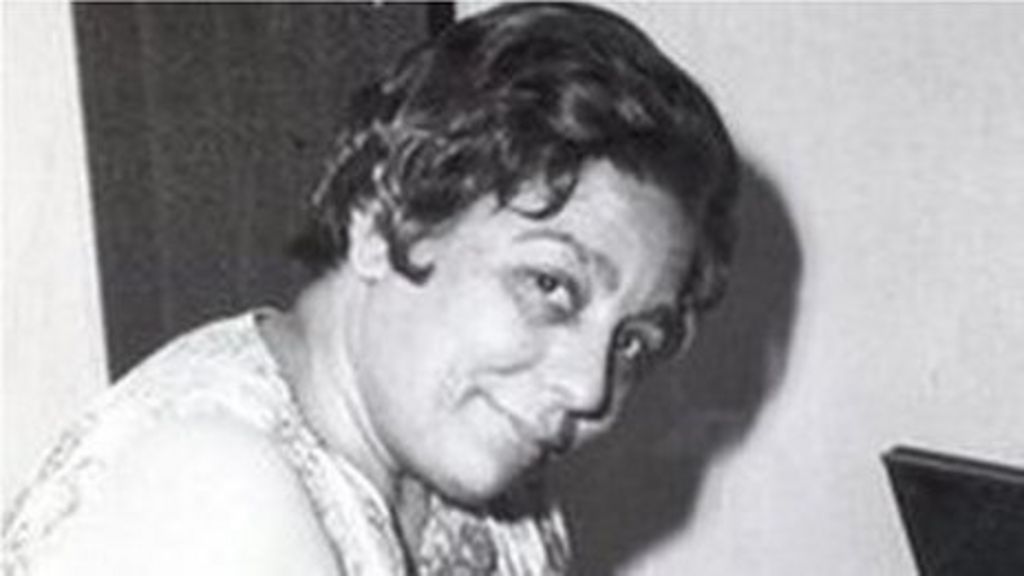 India singing legend Shamshad Begum dies - BBC News