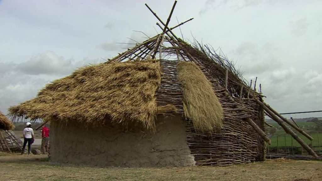 English Heritage archaeologists recreate Neolithic huts - BBC News