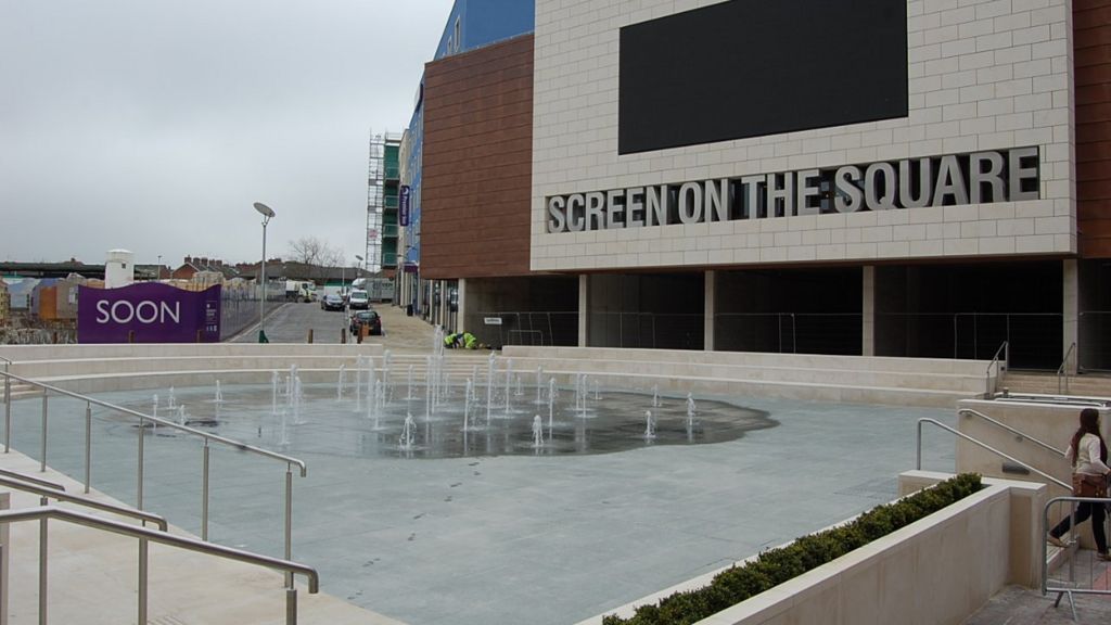 Dorchester's Brewery Square main square opens - BBC News