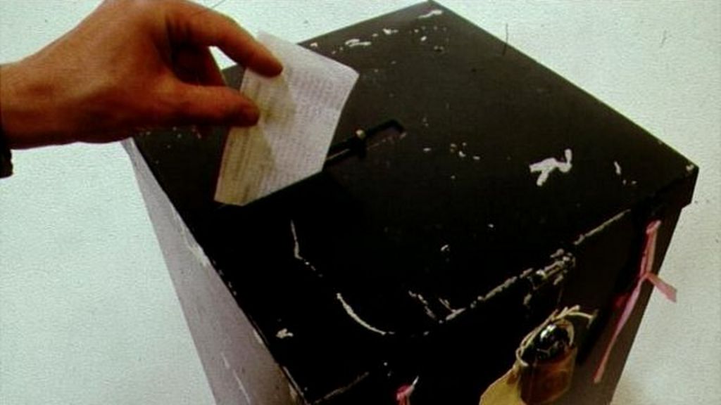 UKIP and Green Party leaders talk before local elections - BBC News