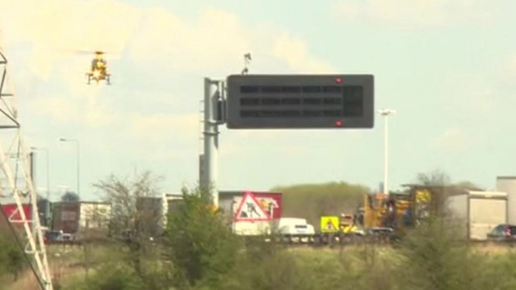M62 crash: 25 hurt as lorry and minibus in accident - BBC News