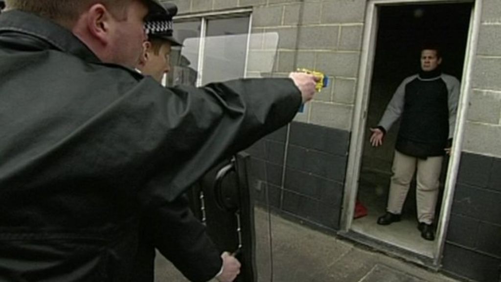 Police probe if Taser caused burns death - BBC News