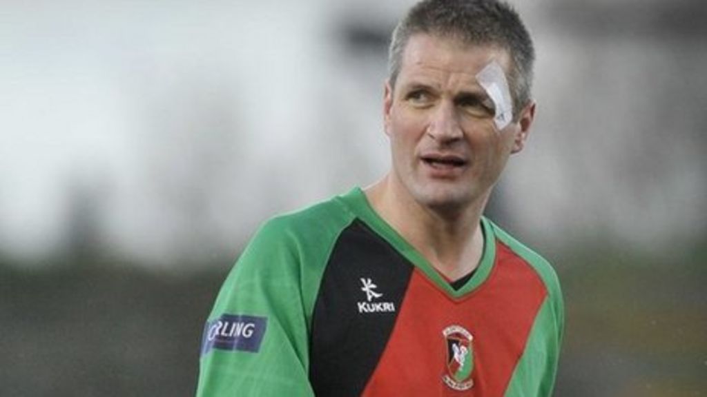 Colin Nixon scores in his final league game for Glentoran - BBC Sport