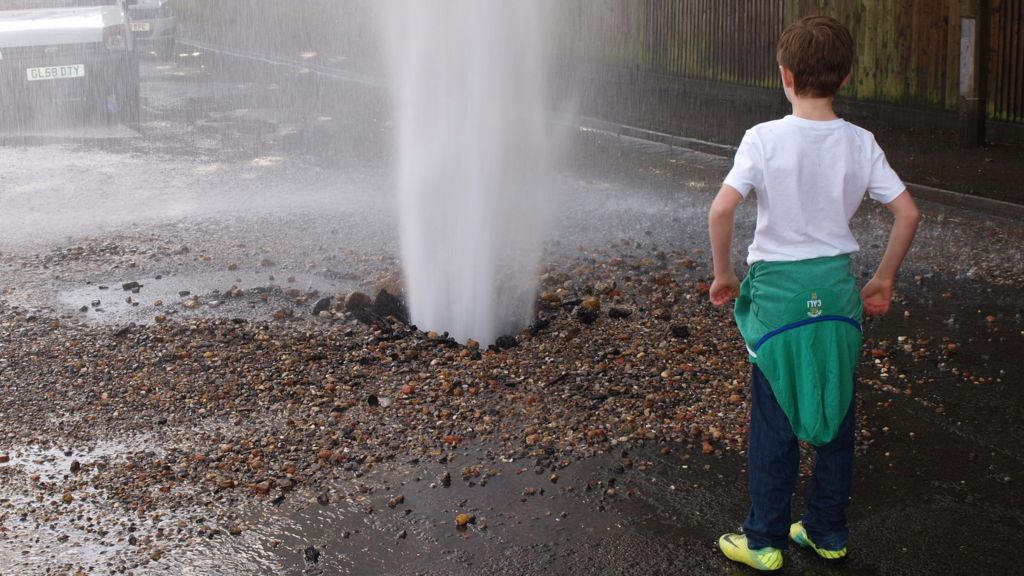 'Spectacular' burst main in Wokingham sends water spurting - BBC News
