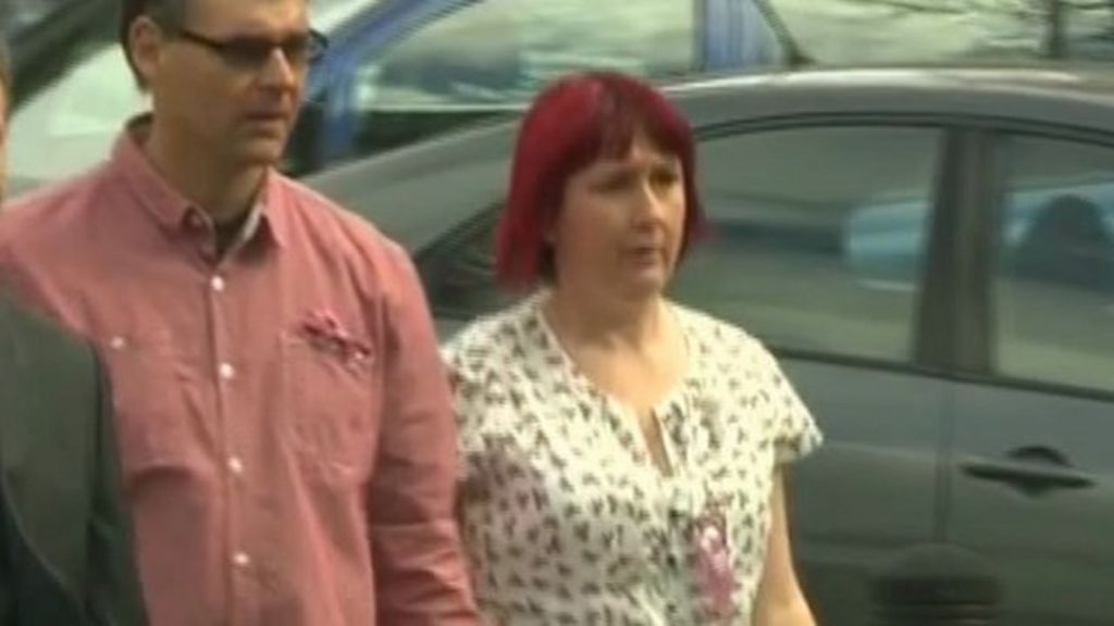 April Jones case: Mother Coral wears pink ribbon for daughter - BBC News