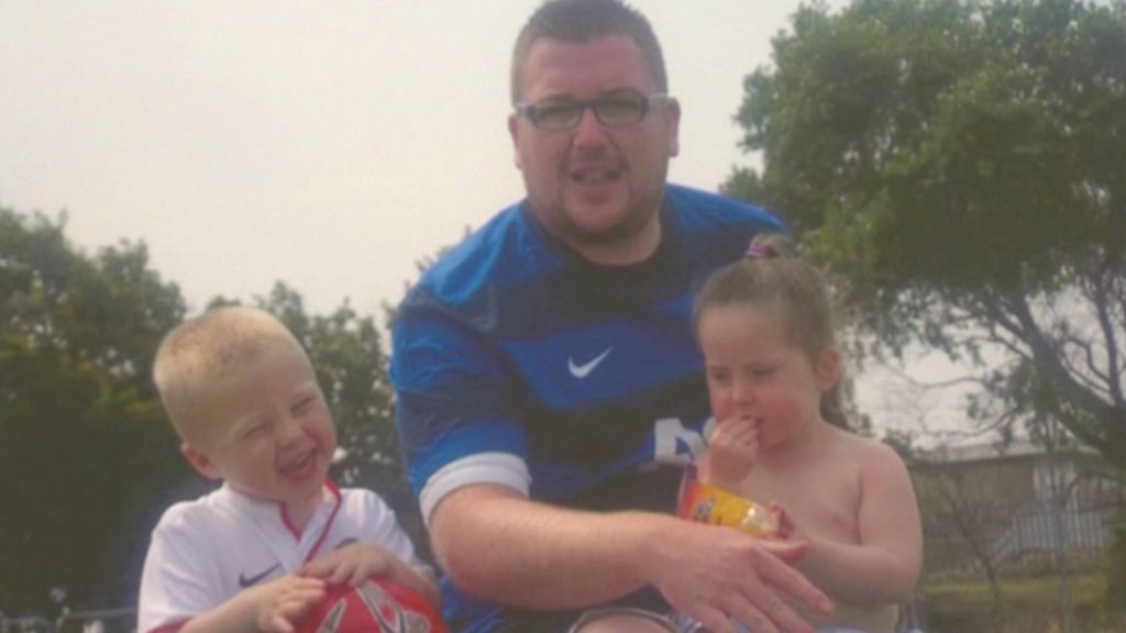 Family's grief at Prestatyn fire deaths - BBC News