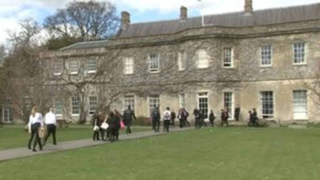Devizes School holds measles vaccination clinics - BBC News