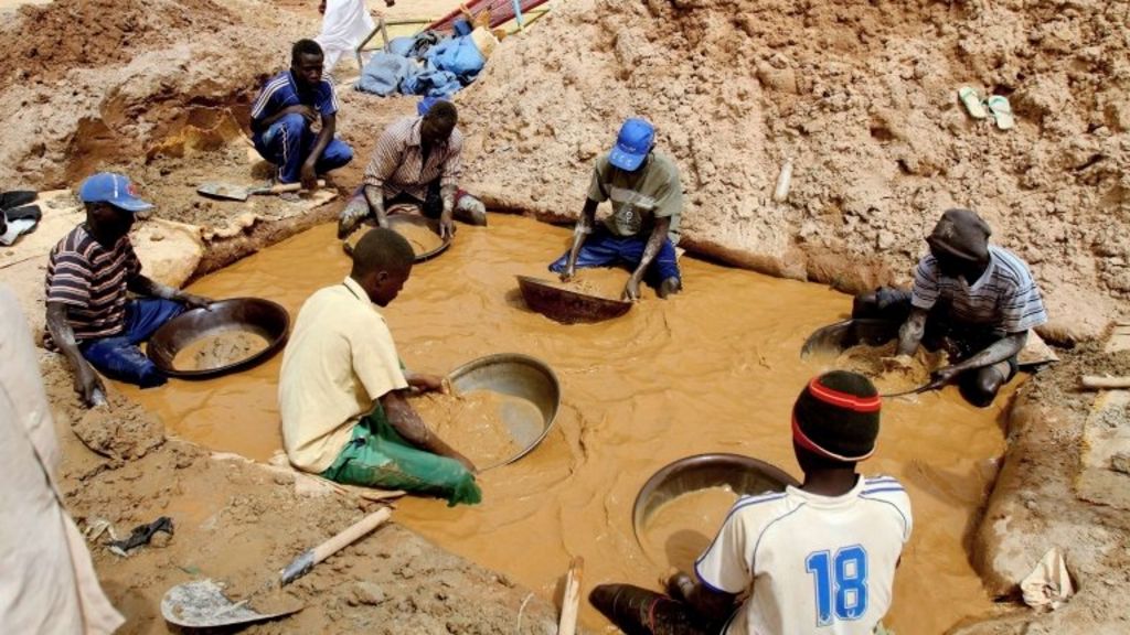Sudan Jebel Amir gold mine collapse rescue called off - BBC News