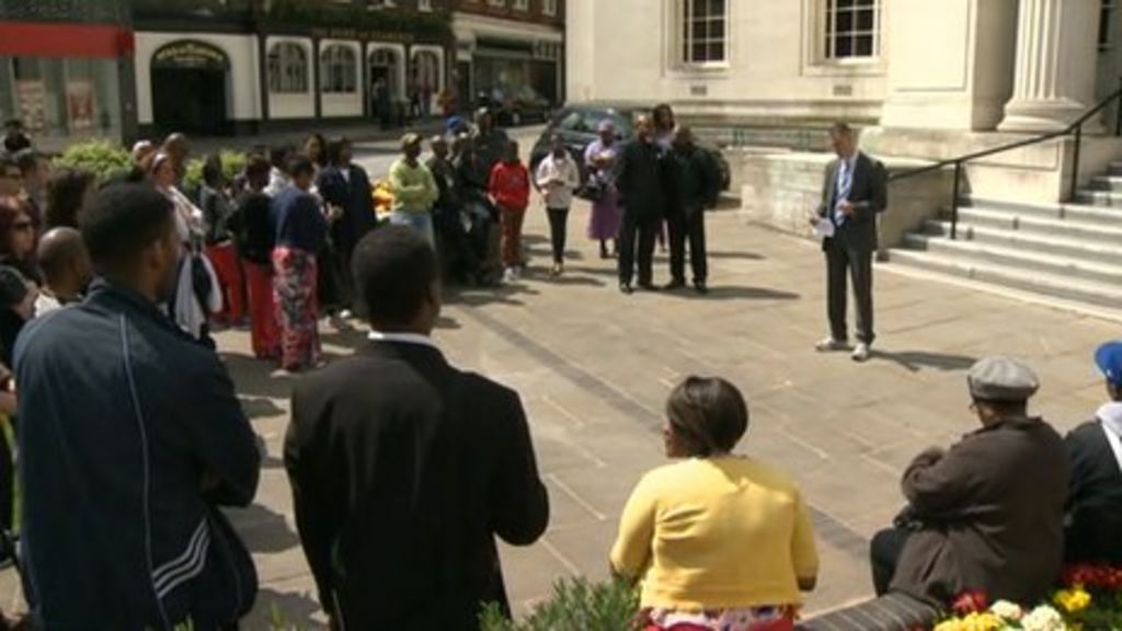 Luton police officer defends force's gun crime record - BBC News