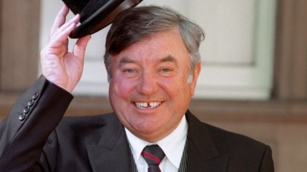 Jimmy Tarbuck arrested in child abuse inquiry - BBC News