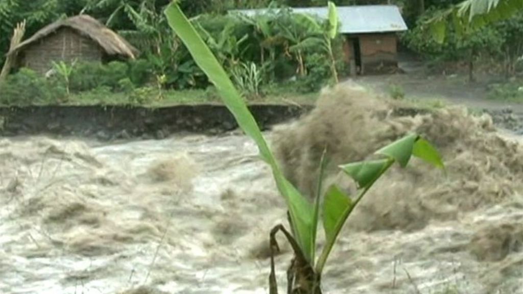 Thousands displaced by Uganda flooding - BBC News