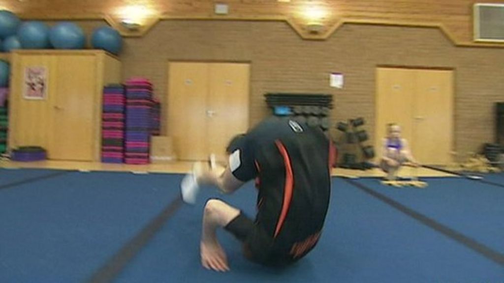 Teenage gymnast breaks forward roll world record - BBC News