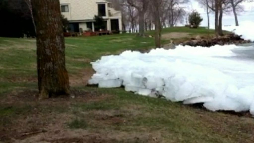 Ice sheet creeps ashore on Minnesota lake - BBC News