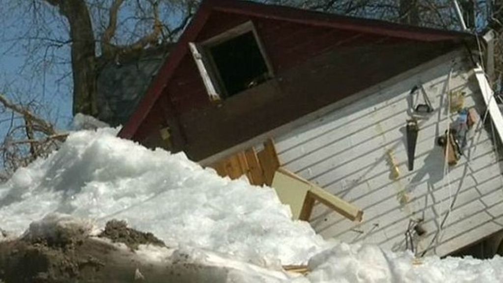 Creeping wall of ice destroys homes in Canada - BBC News