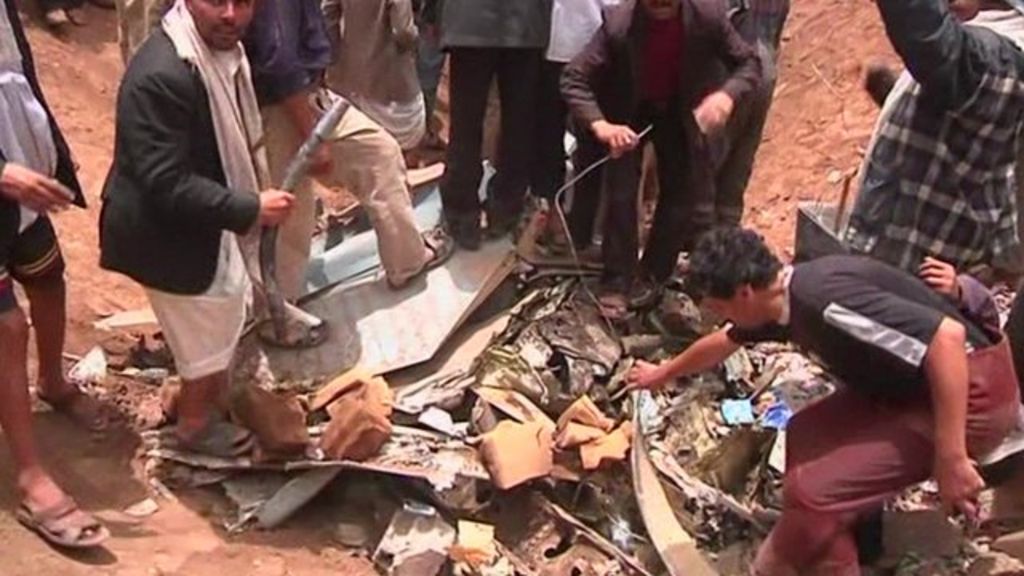 Yemen plane crash: Pilot dies after mid-air explosion - BBC News