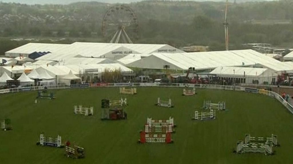 Balmoral Show gets under way at Maze prison site - BBC News