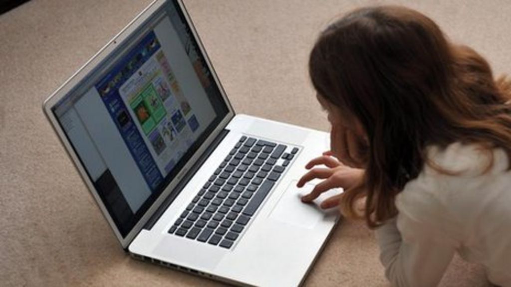 Young people 'prefer to read on screen' - BBC News