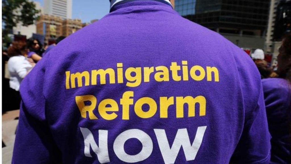 US immigration bill passes Senate panel - BBC News