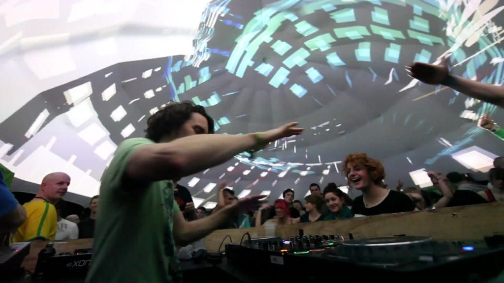 Light show technology projects an immersive experience - BBC News