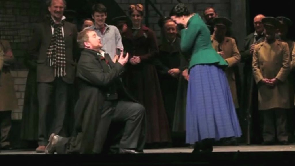 Welsh National Opera singer proposes on stage - BBC News