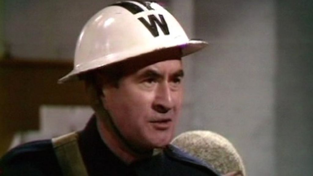 Dad's Army star Bill Pertwee dies aged 86 - BBC News