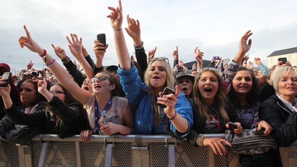 Does people using phones at gigs ruin it for you? - BBC Newsround