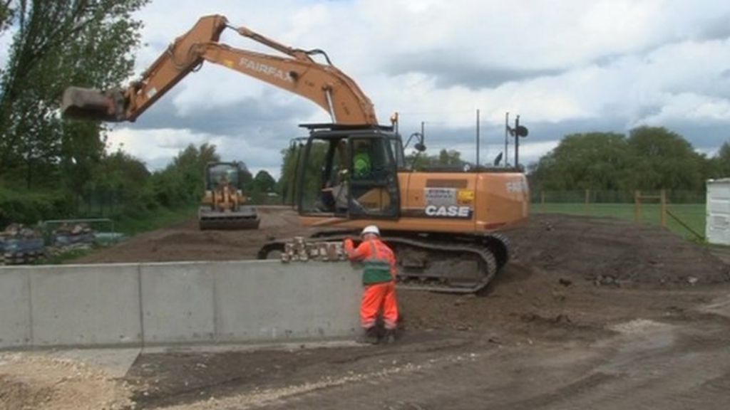 Work continues on York's £3.2m flood defences - BBC News