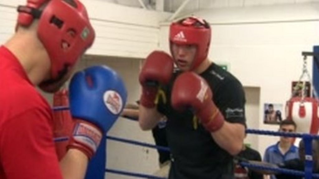 Gladsaxe Boxing Club visits Nottingham to help youths - BBC News