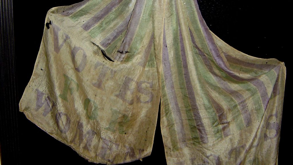 Suffragette Emily Davison's scarf on show in Morpeth - BBC News