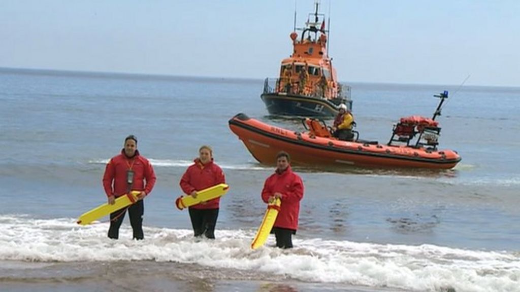 First RNLI lifeguard team for Scotland - BBC News