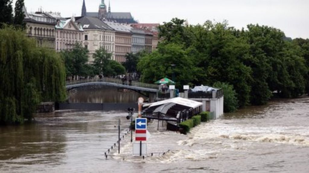 Europe floods: Prague perspective - BBC News