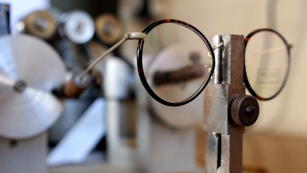 The spectacles factory unchanged since 1932 - BBC News