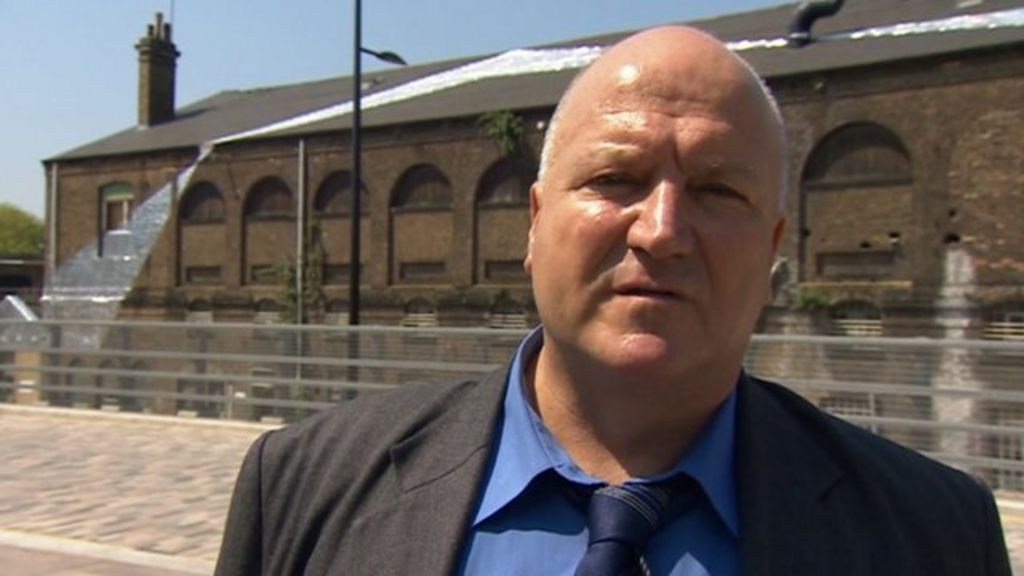Bob Crow opposes Labour change on universal benefits - BBC News