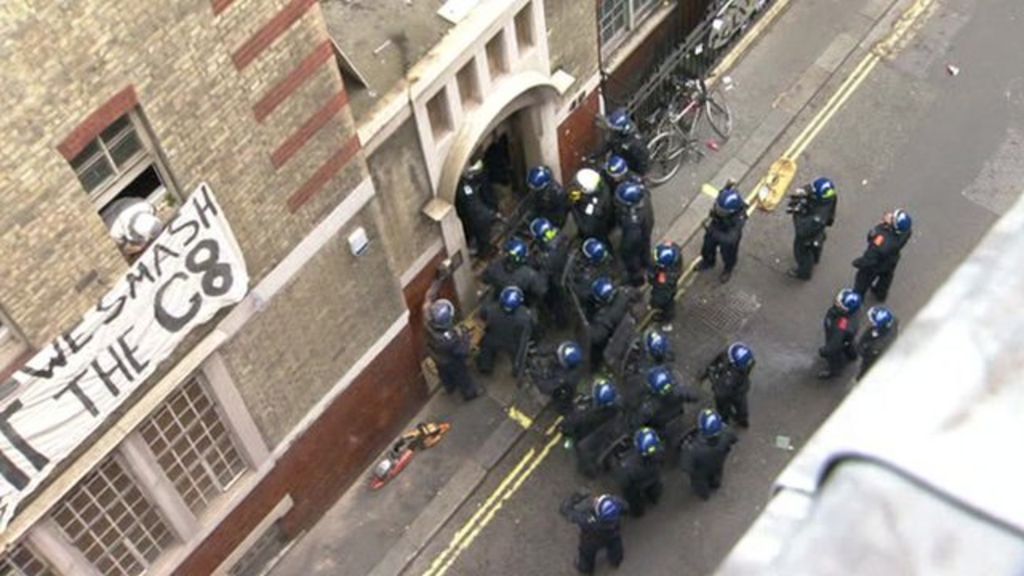 Riot police storm Soho G8 protest squat - BBC News