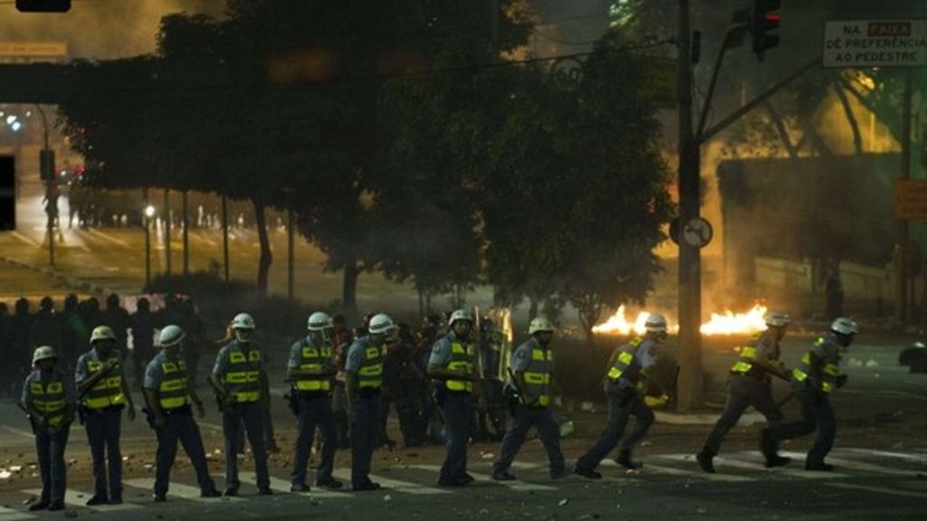 Sao Paulo protests turn violent - BBC News