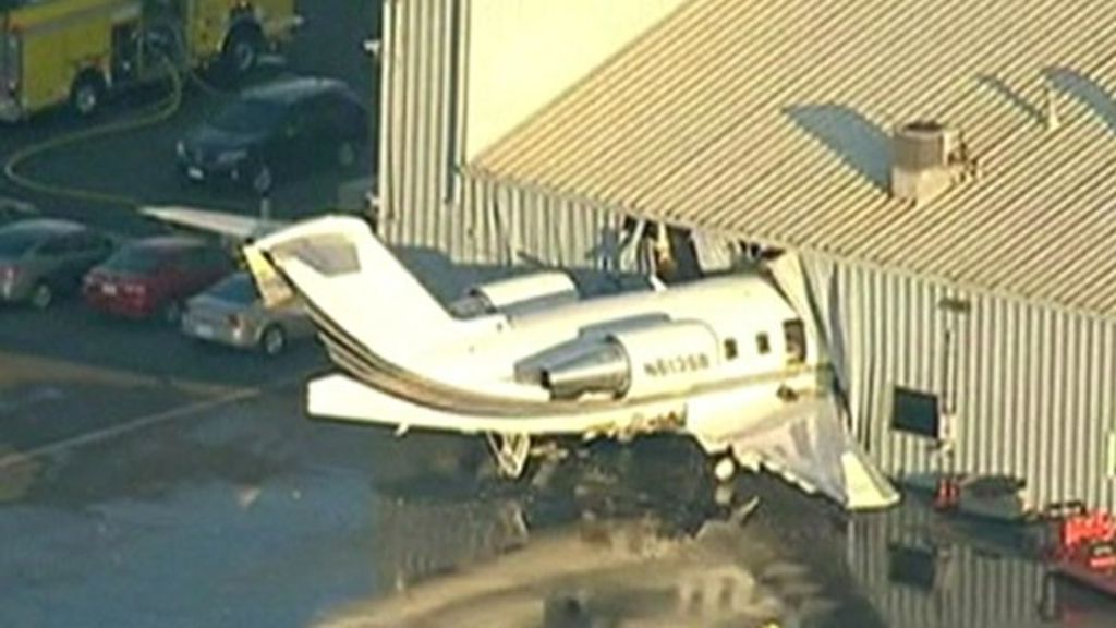 Passenger jet crashes into hangar in California - BBC News