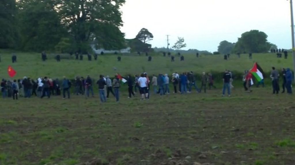 Protesters break through G8 barriers - BBC News