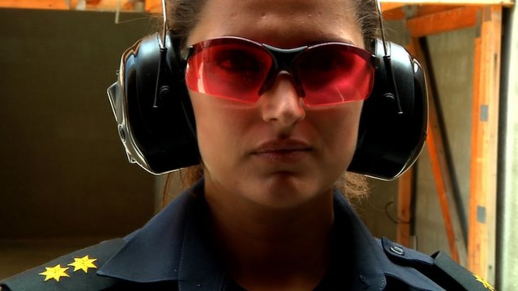 Working Lives Georgia: Policewoman - BBC News