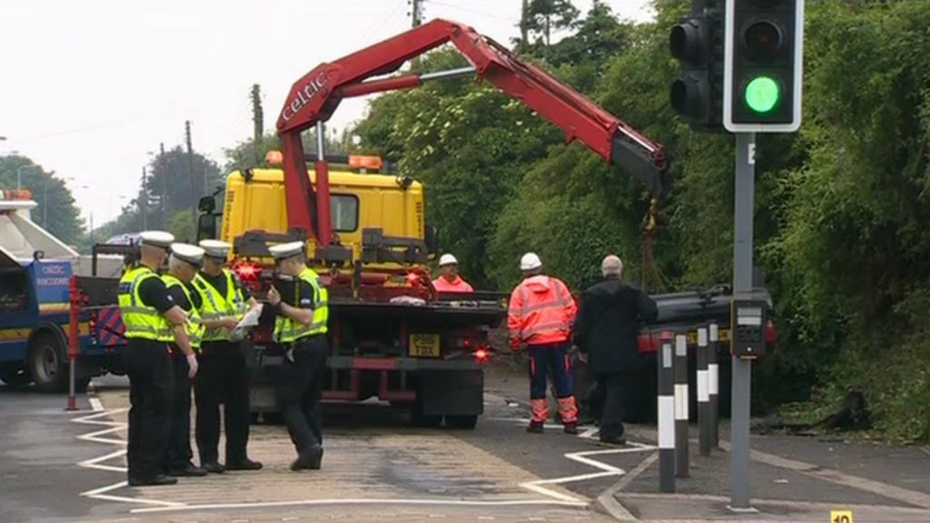 Five children, four adults hurt in crash near Rhoose school - BBC News