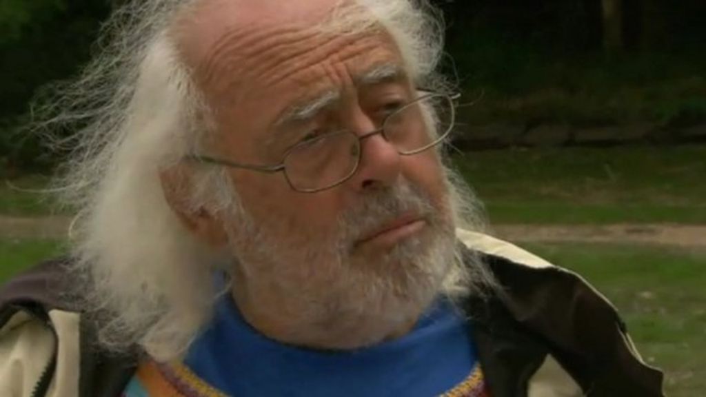 Former time team star Mick Aston dies - BBC News
