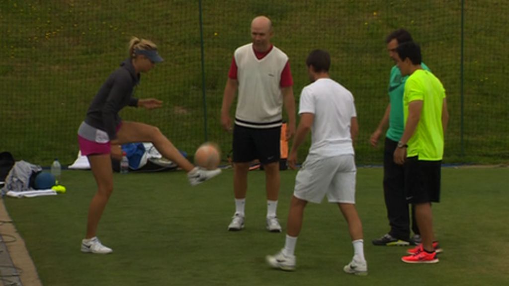 Maria Sharapova shows off her football skills at Wimbledon - BBC Sport