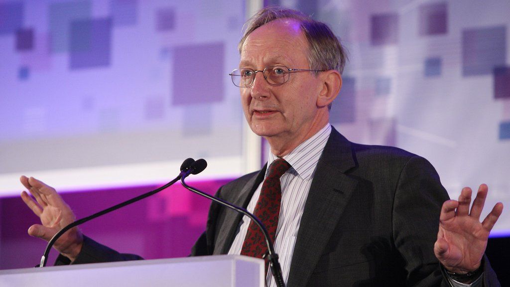 'Invisibility cloak' pioneer John Pendry scoops Newton Medal - BBC News