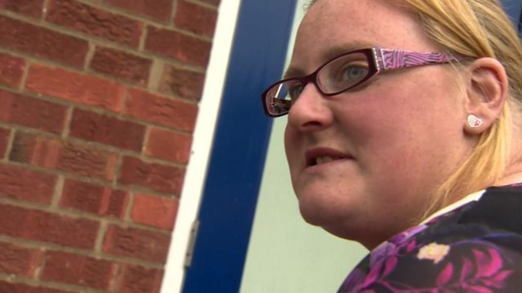 Single working mums struggle as living costs rise - BBC News