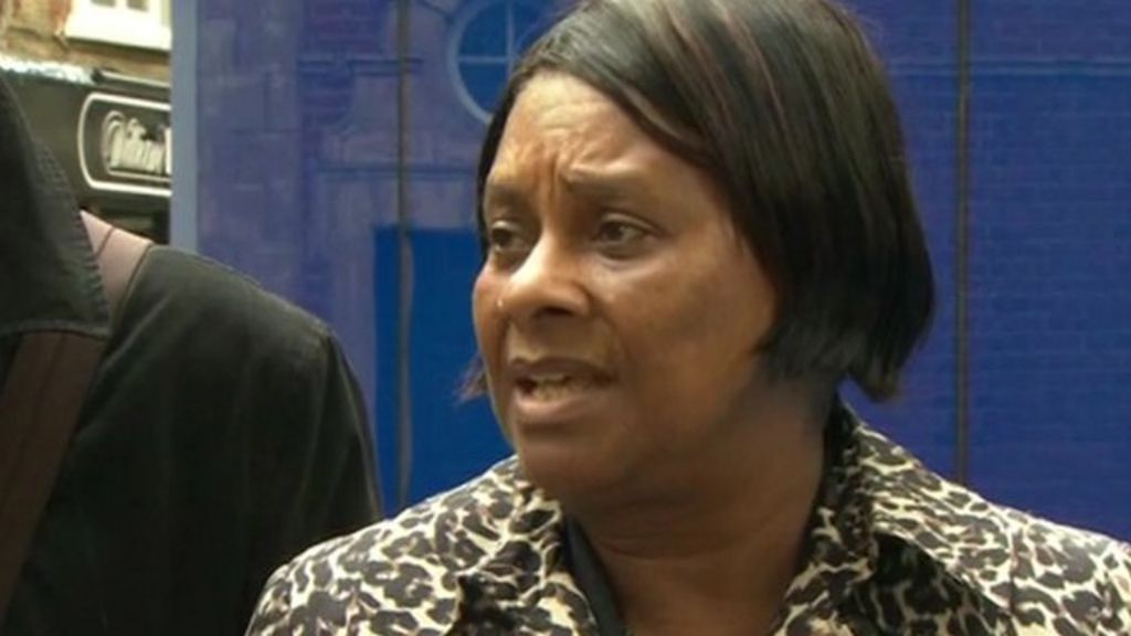 Doreen Lawrence meets Met Police's Hogan-Howe - BBC News