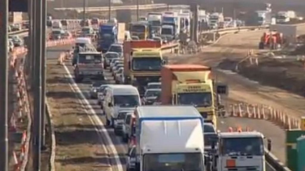 'Three years of roadworks on M25' - BBC News